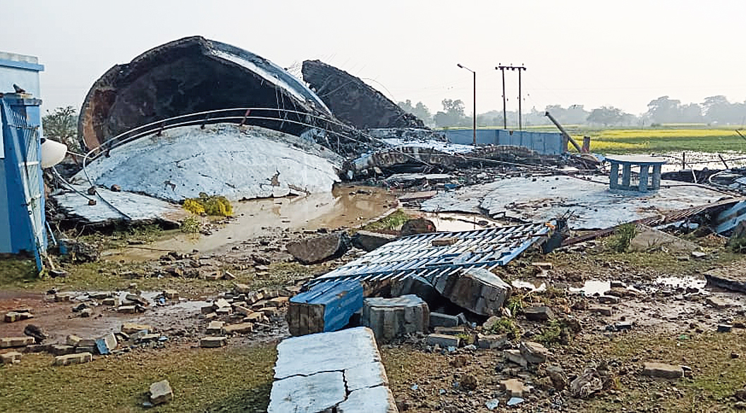 A collapsed overhead water tank at Burdwan station in WB results in 3 ...